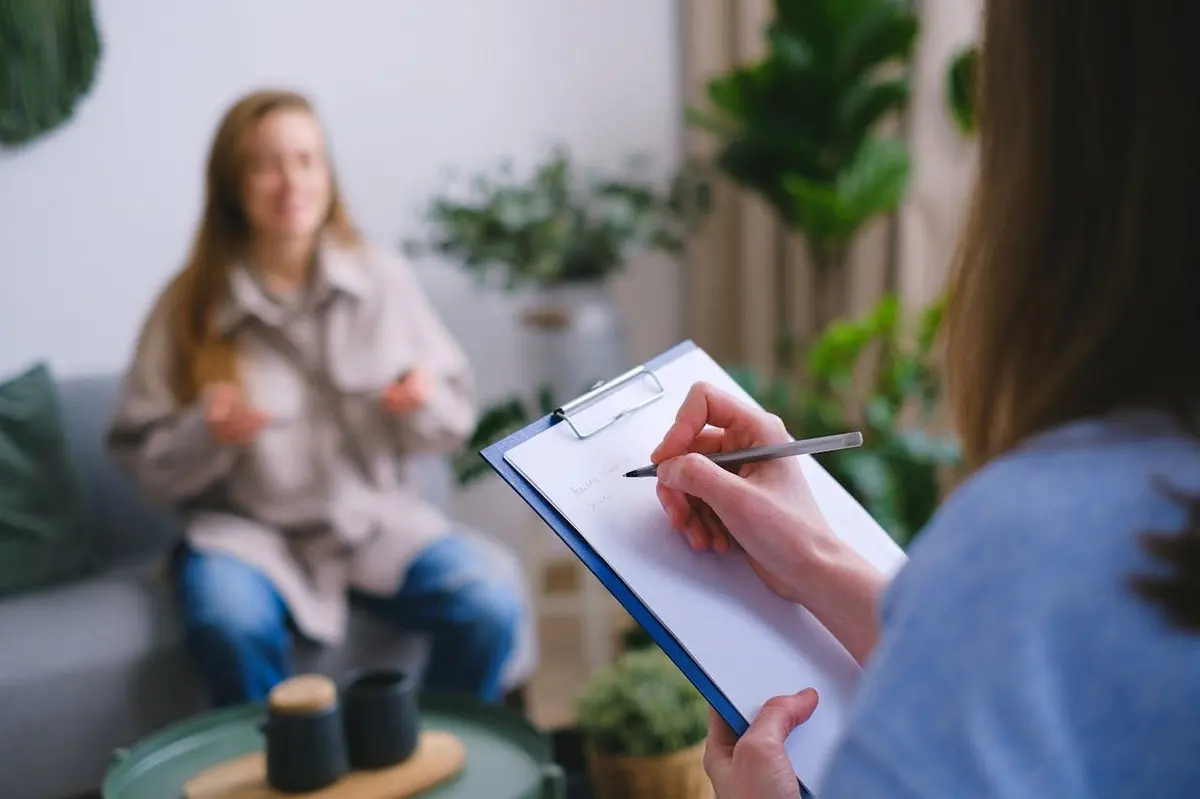 2026 Psychologist vs. Therapist: Explaining the Difference | Research.com